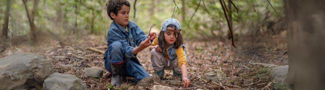 De wonderen van buiten spelen: hoe natuur kinderen helpt groeien – Oya ...
